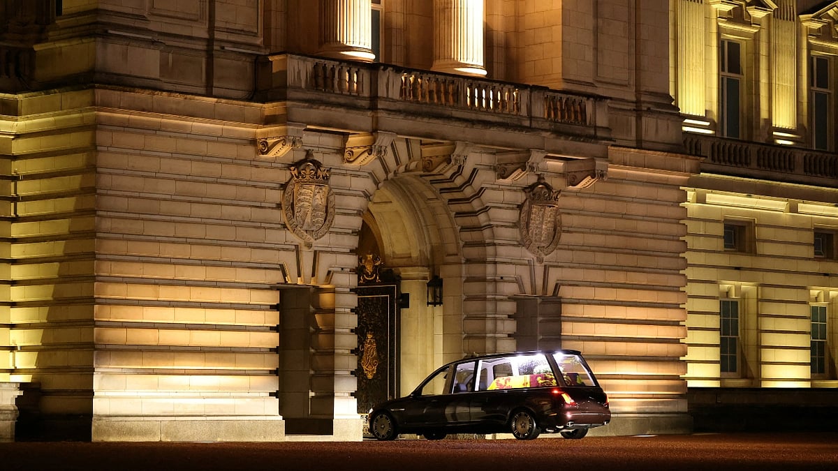 Queen Elizabeth II's funeral: Coffin arrives at Buckingham Palace from ...