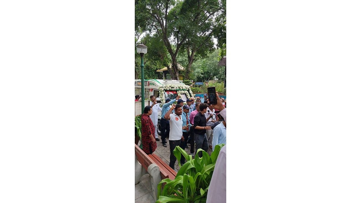 Raju Srivastava's funeral: Friends & family bid tearful adieu