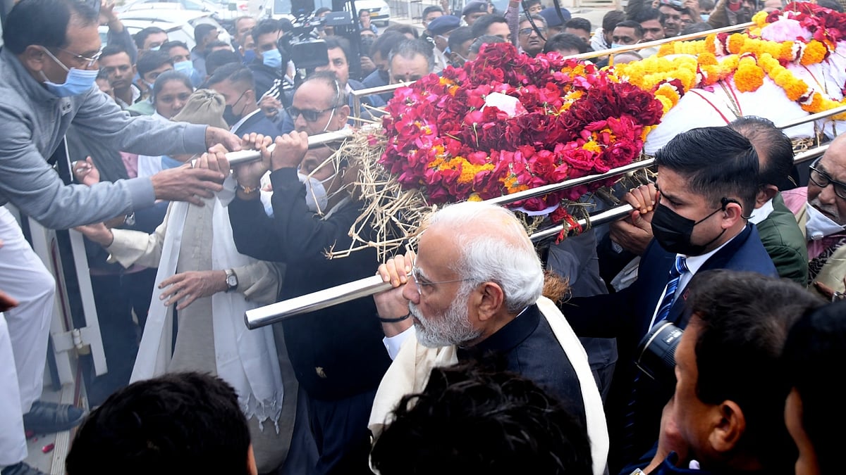 Heeraben Modi's funeral: PM Modi performs last rites