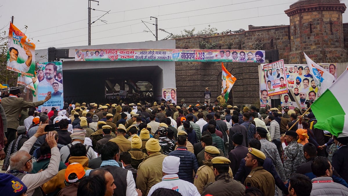 Bharat Jodo Yatra: Rahul gets rousing welcome at Loni border