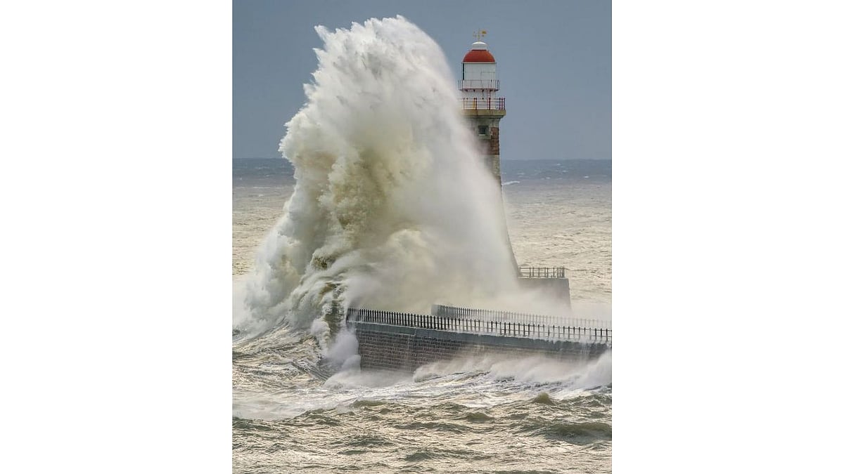 UK photographer Ian Sproat's 'wave with a face' photos go viral