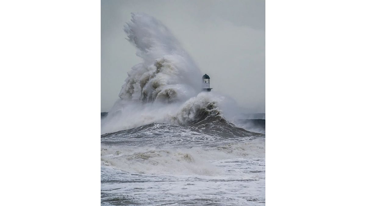 UK photographer Ian Sproat's 'wave with a face' photos go viral