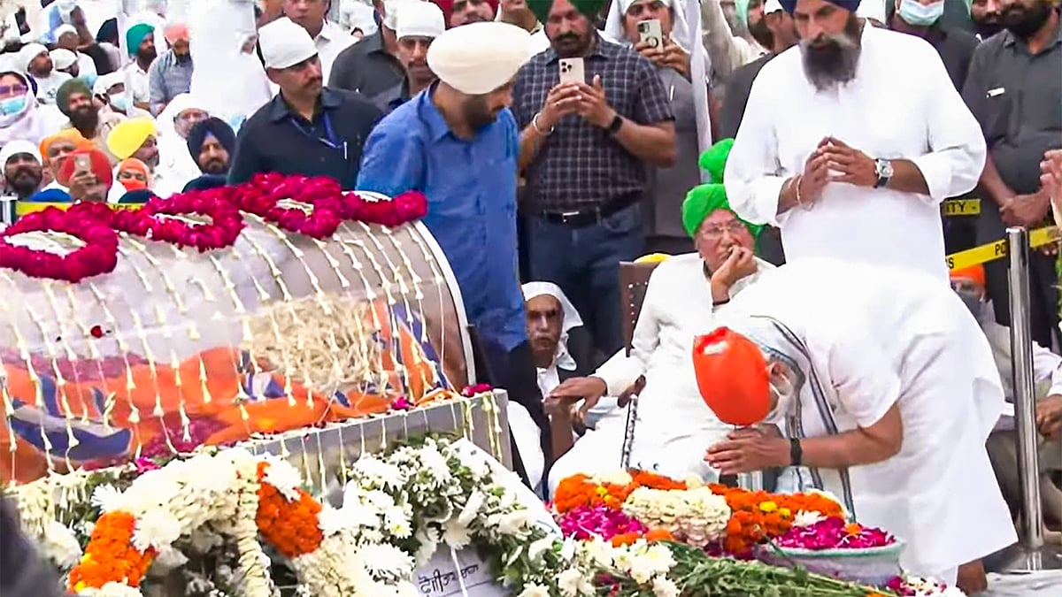 PM Modi pays last respects to Parkash Singh Badal; See Pics