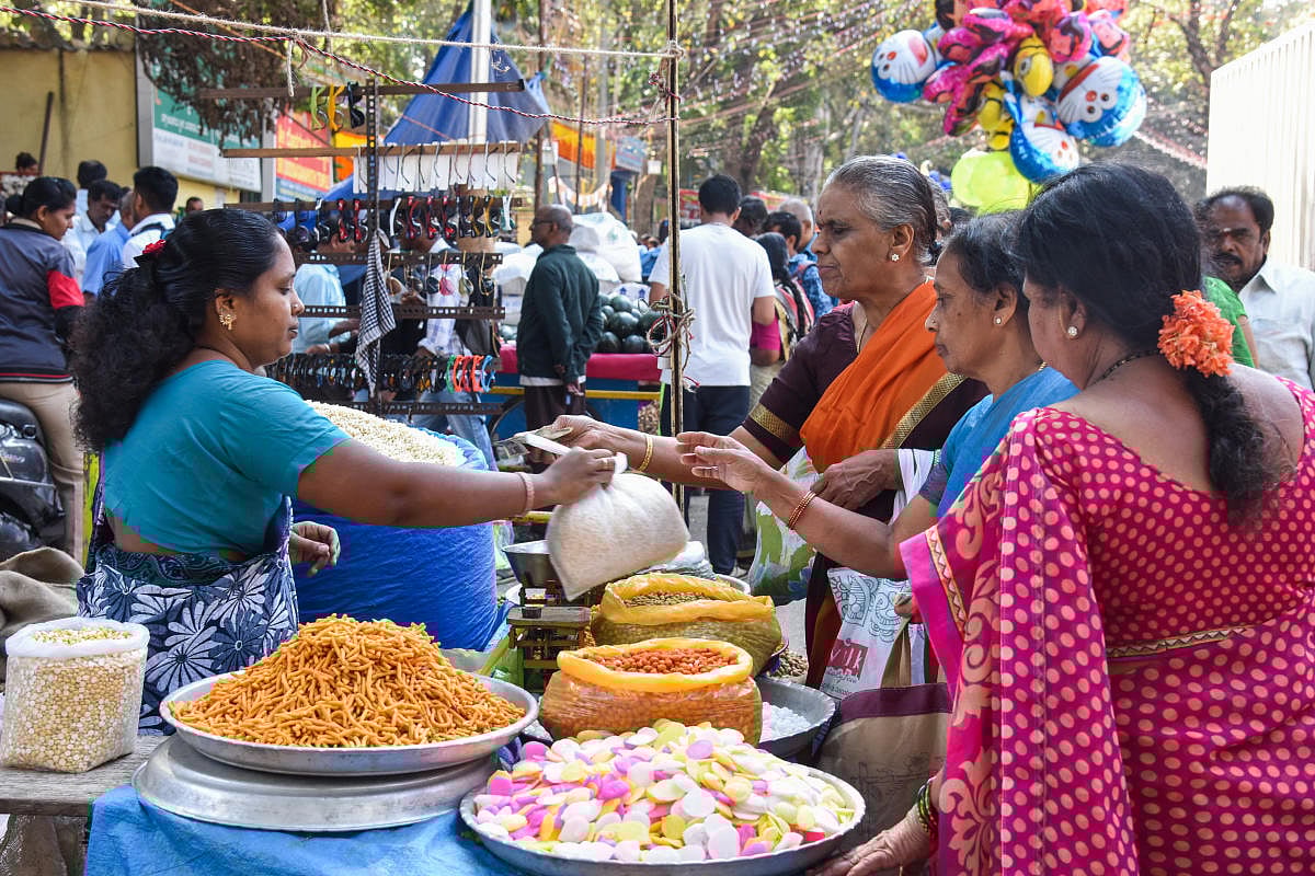Kadlekai Parishe begins, draws thousands