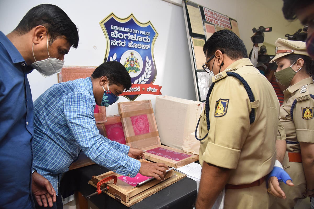 Fake stamp paper scam redux, presented by 'Chhota Telgi'