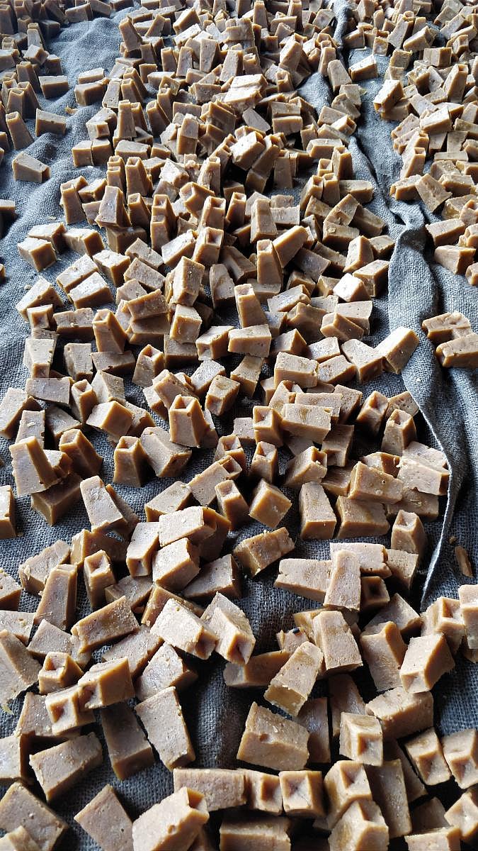Making natural jaggery