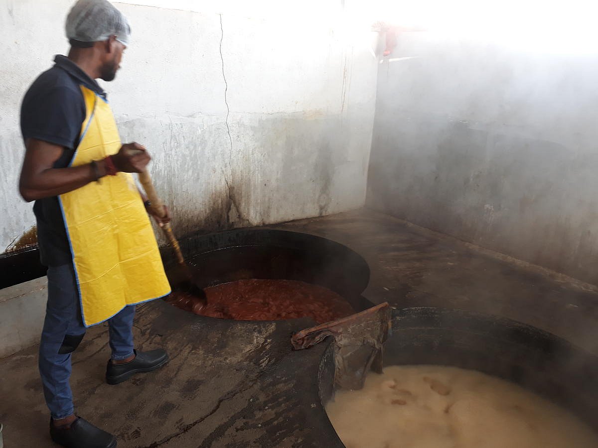 Making natural jaggery