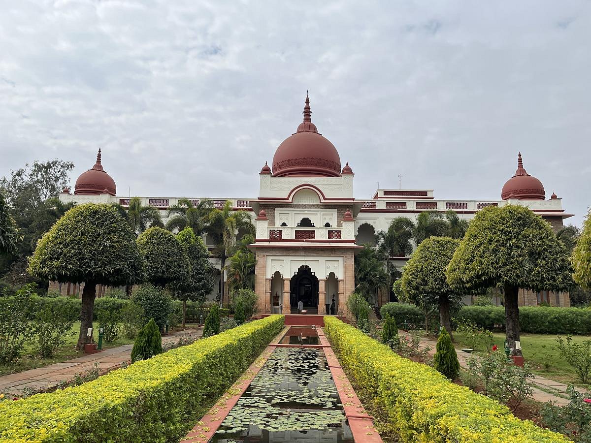 In the land of red soil, a legendary temple